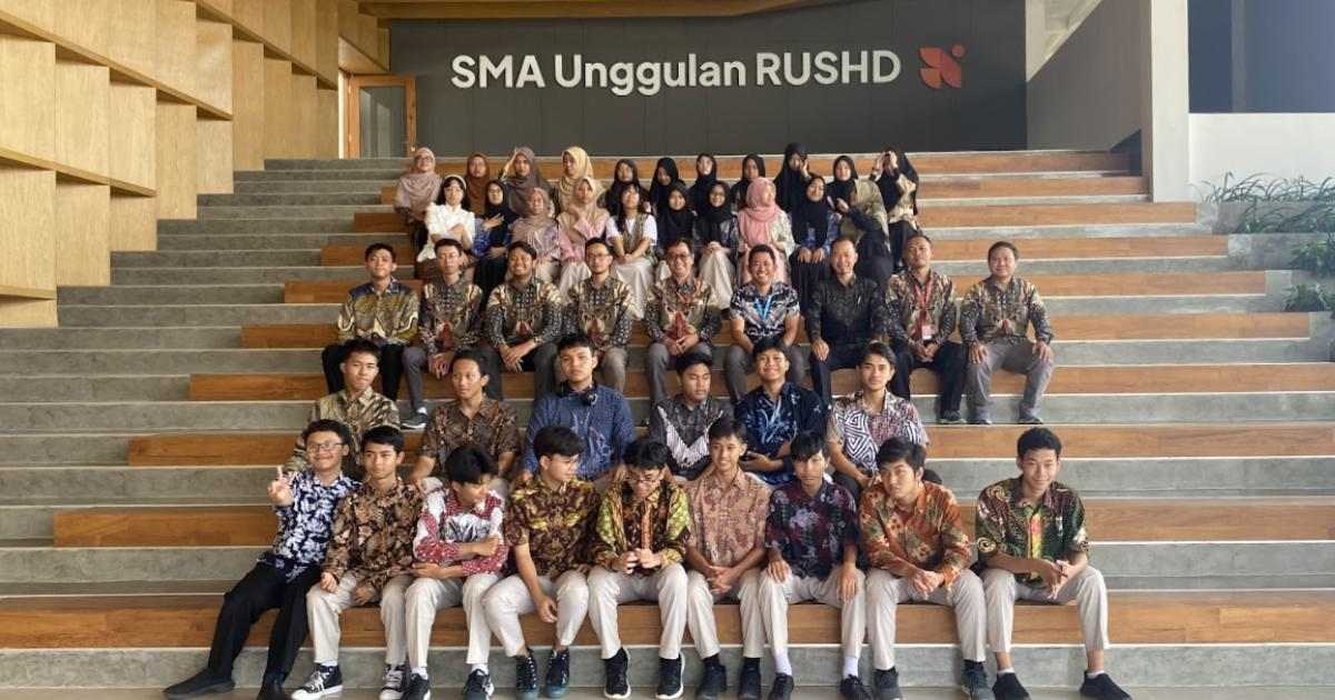 CEO PT. Educa Sisfomedia Indonesia Mengenalkan Game Edukasi ke Siswa SMA Unggulan RUSHD | Berita ...
